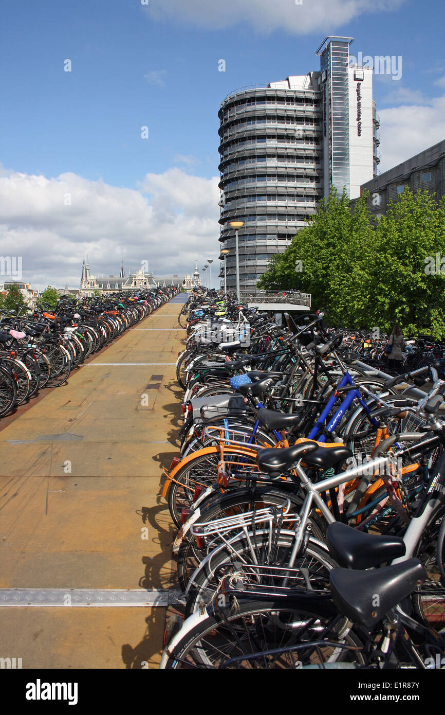 Amsterdam multi-level bike park Centraal Station Stock Photo - Alamy