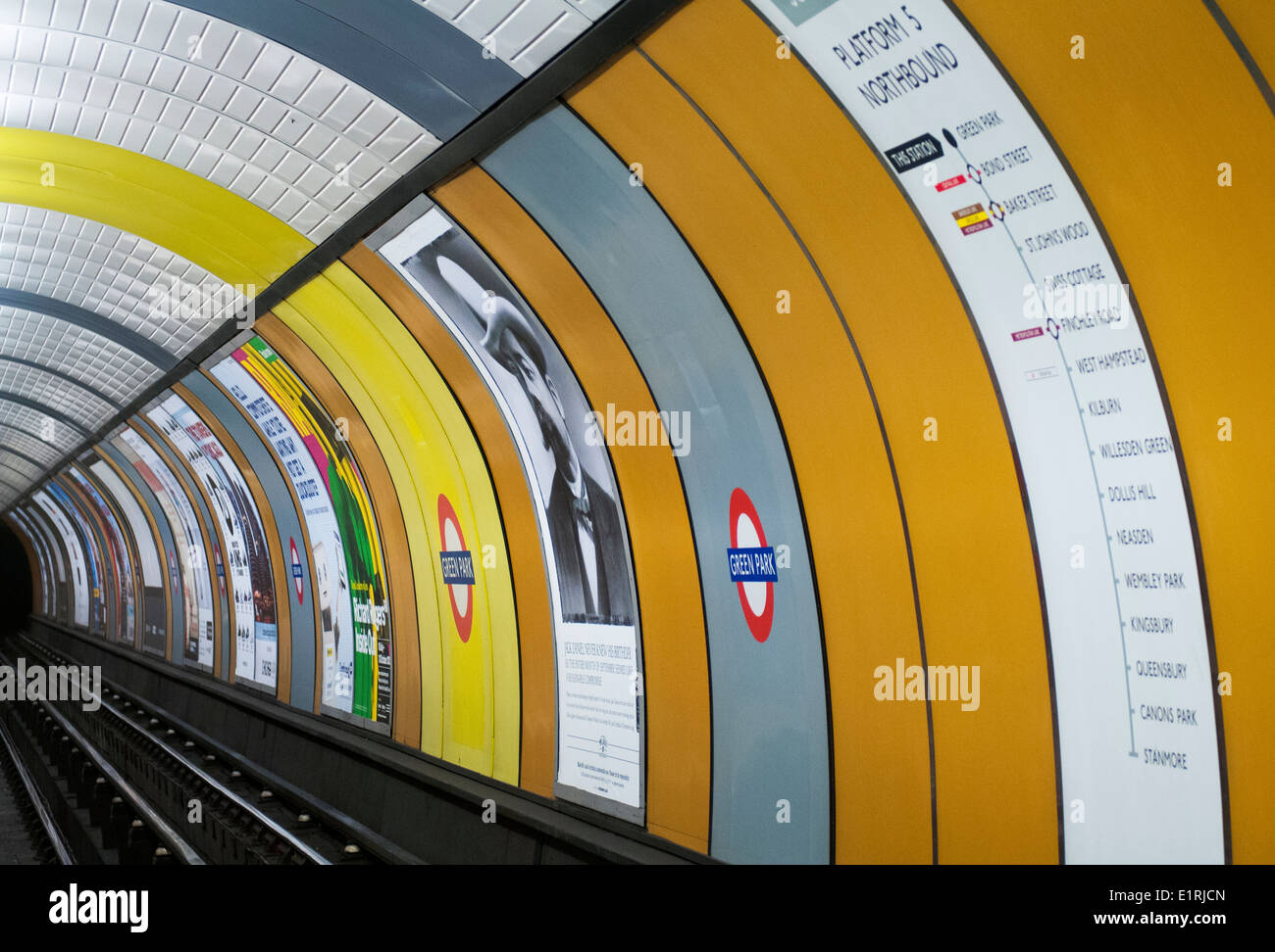Empty london station platform hi-res stock photography and images - Alamy