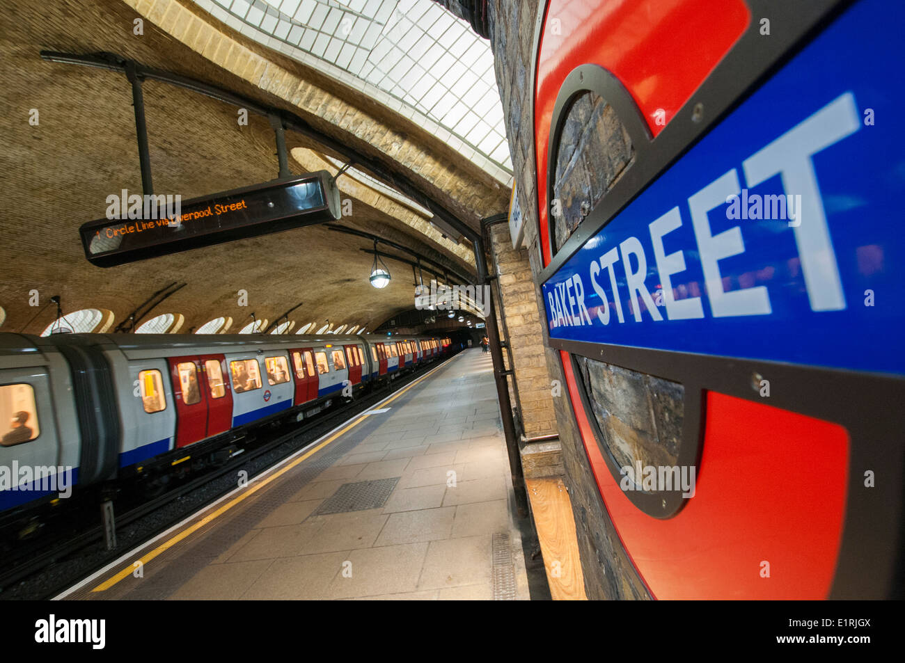 Platform at Baker Street on the London Underground, England UK Stock ...