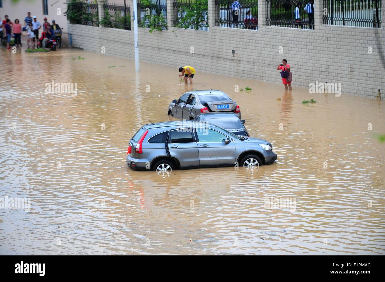 Cars submerged in flood hi-res stock photography and images - Alamy