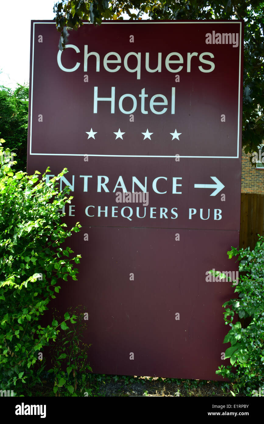 Chequers pub sign hi-res stock photography and images - Alamy