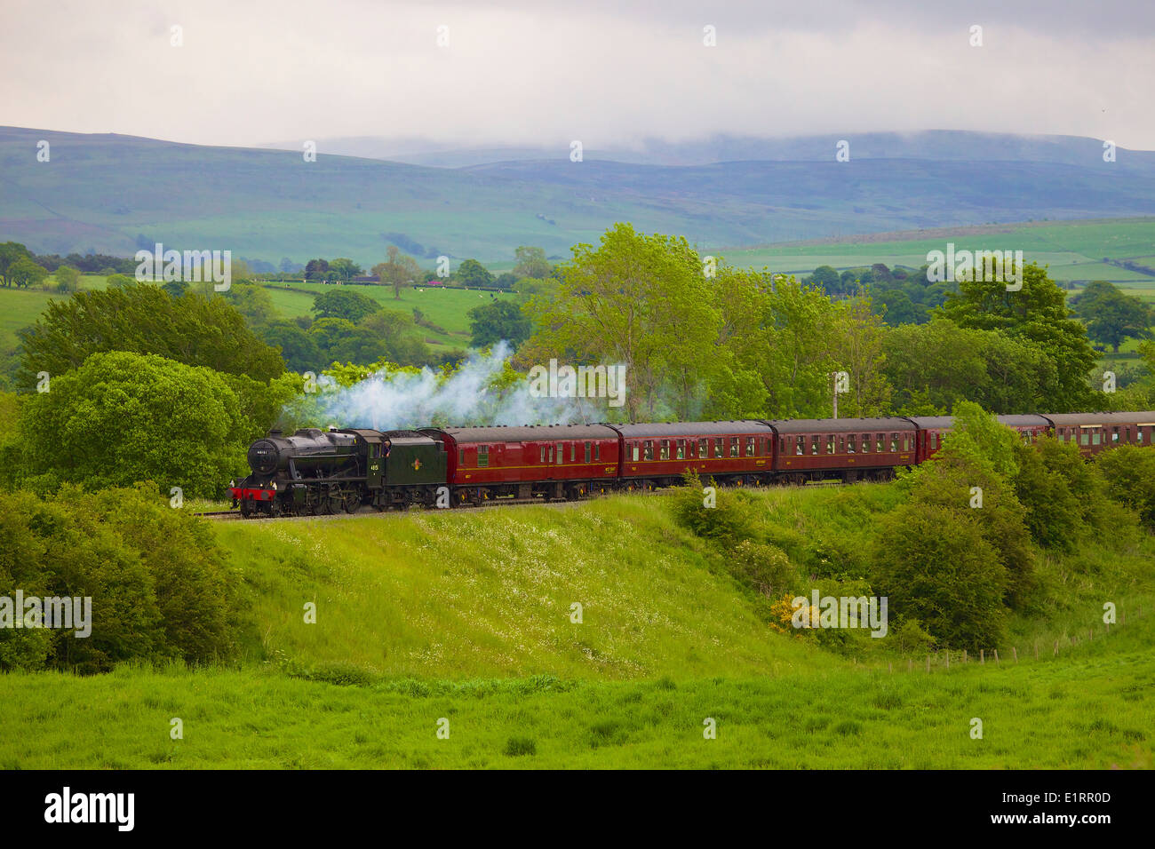 LMS Stanier Class 8F 48151, steam train near Duncowfold, Eden Valley ...
