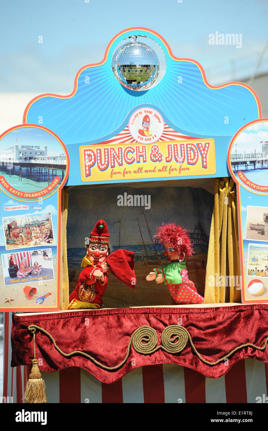 Traditional Punch and Judy puppet show at seaside town in Britain Stock ...