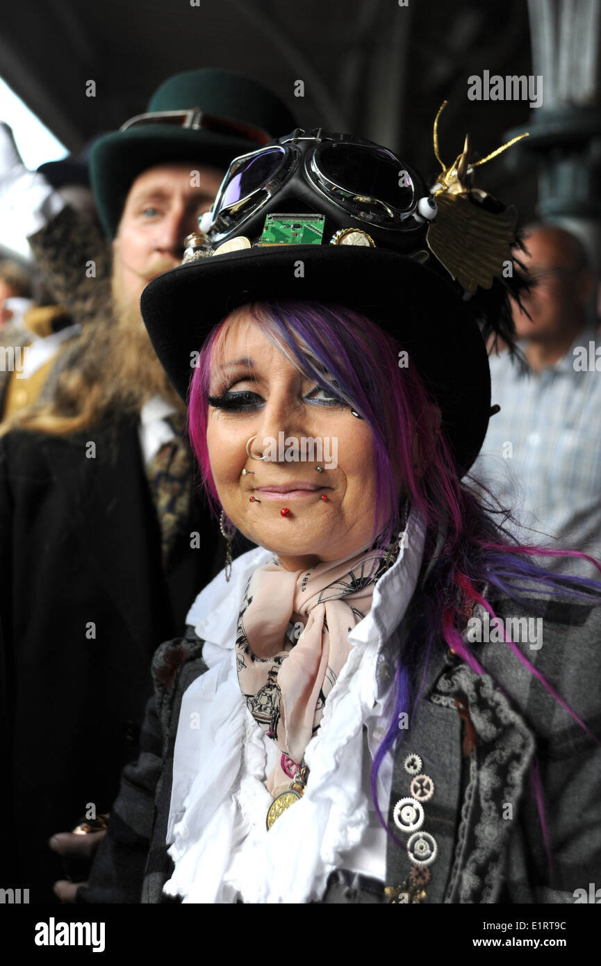 Woman punk purple hair hi-res stock photography and images - Alamy