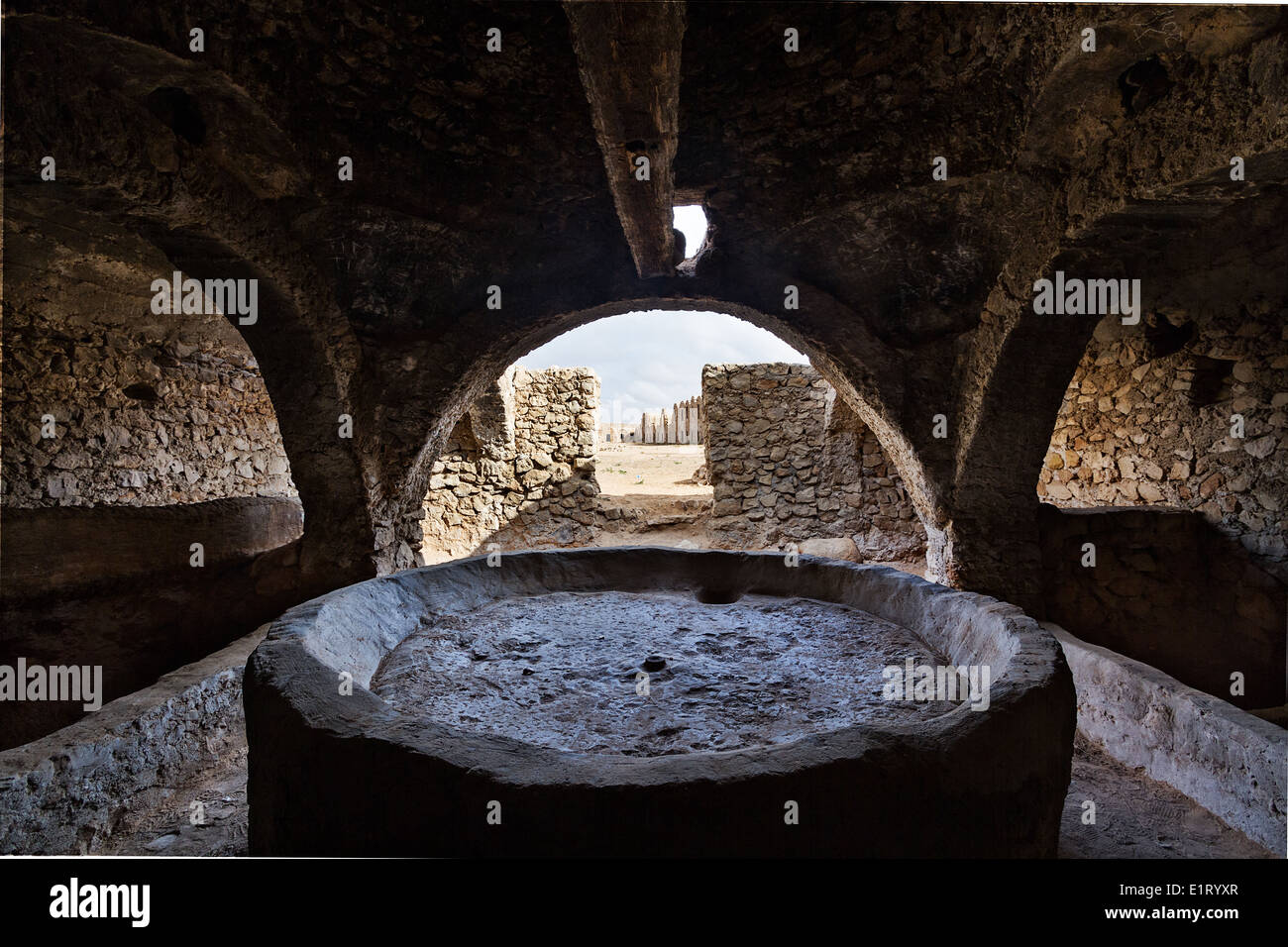 Granary mill stones hi-res stock photography and images - Alamy