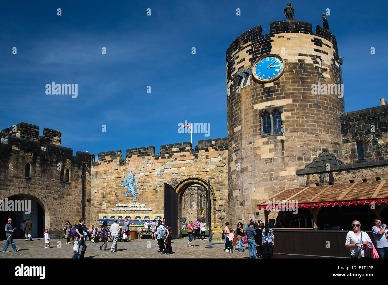 Alnwick castle courtyard harry potter hi-res stock photography and ...