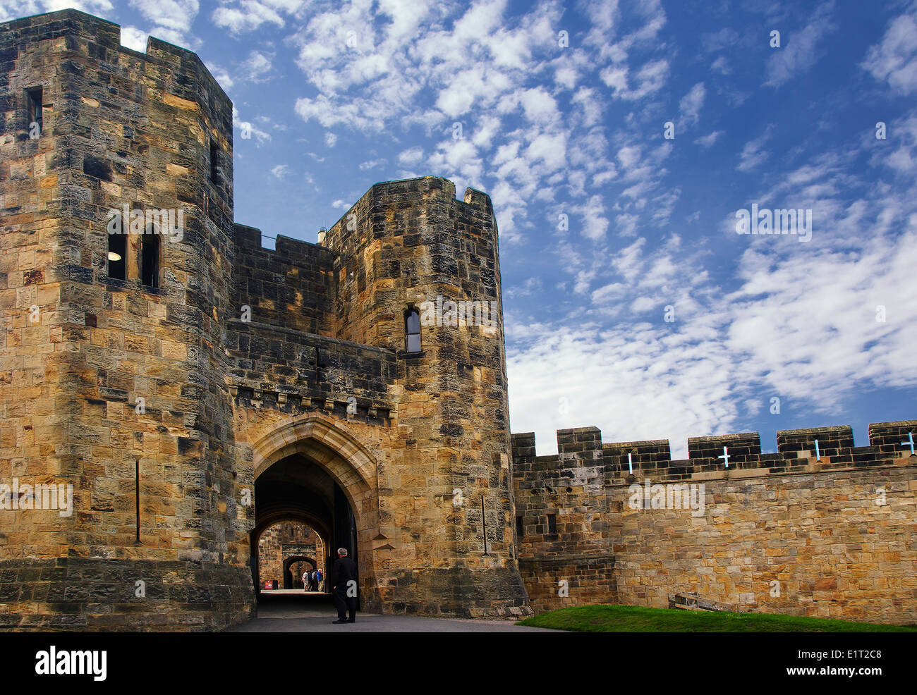 Entrance to Alnwick Castle, Lion arch, where Harry Potter was filmed ...
