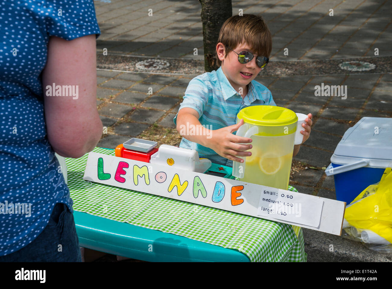 Boy with lemonade stand Stock Photo - Alamy