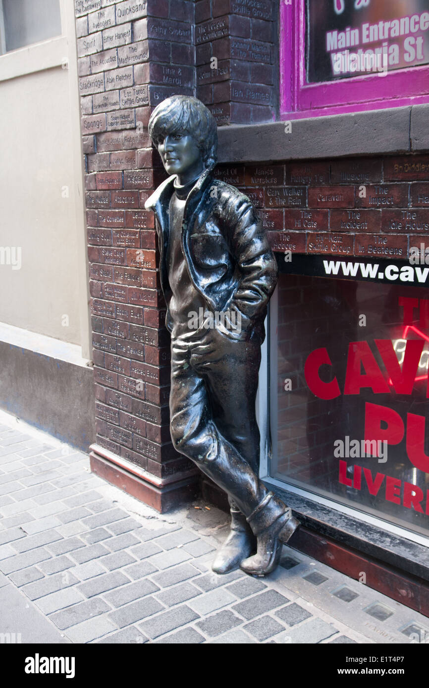 John Lennon Sculpture Liverpool Stock Photo - Alamy