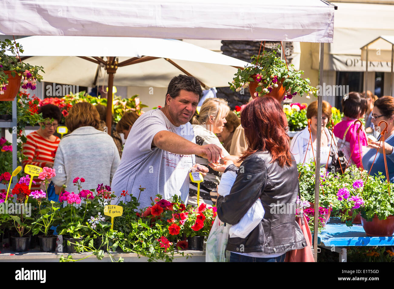 Man street selling flowers hi-res stock photography and images - Alamy