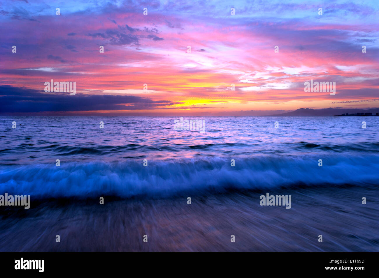 Romantic ocean sunset hi-res stock photography and images - Alamy