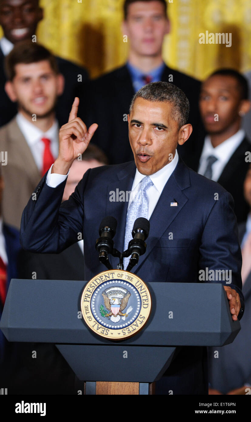 President obama basketball hi-res stock photography and images - Alamy