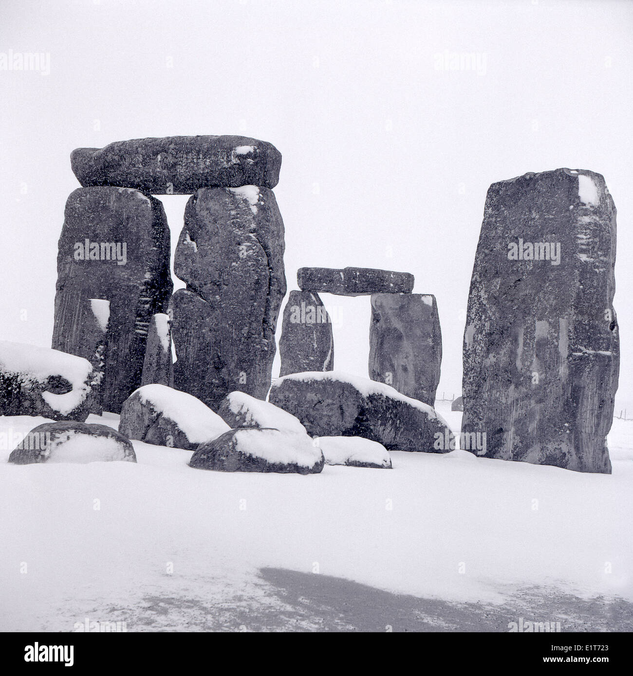 England: Stonehenge in the snow Stock Photo - Alamy