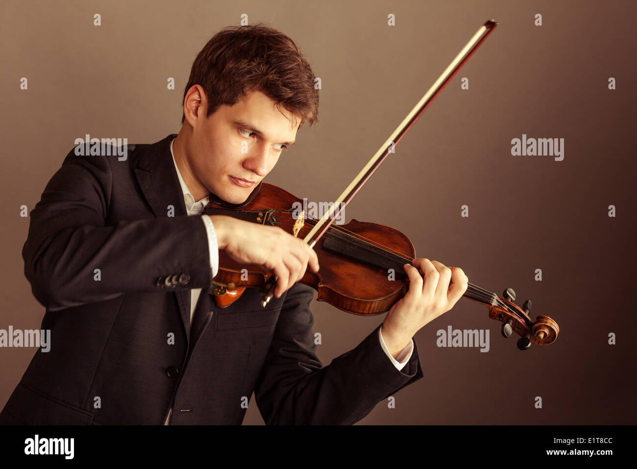 Man violinist playing violin. Classical music art Stock Photo - Alamy