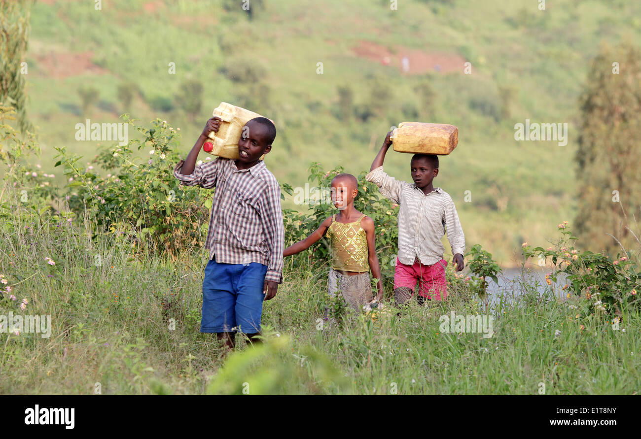 Collecting dirty water in africa hi-res stock photography and images ...