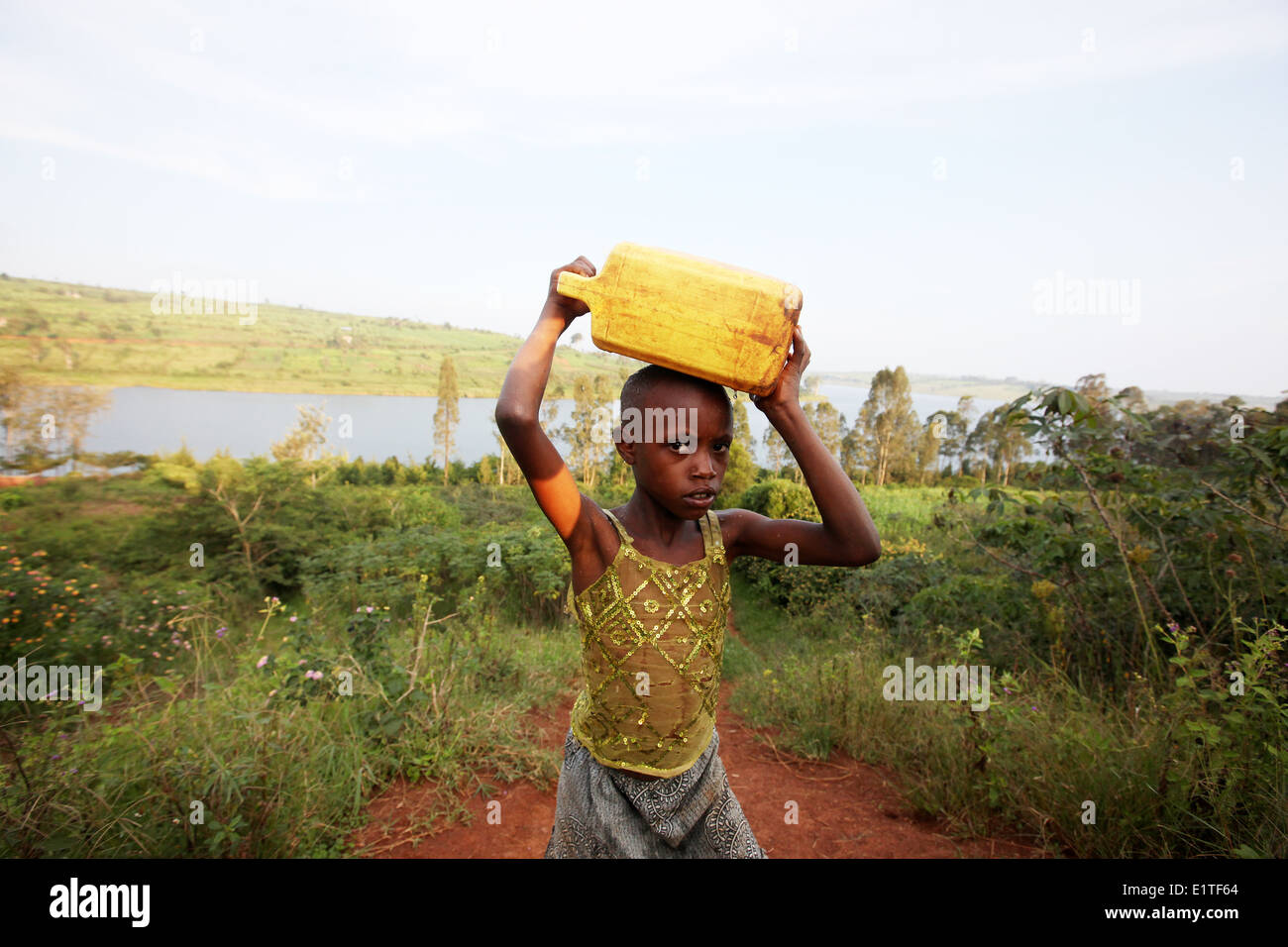Collecting dirty water in africa hi-res stock photography and images ...