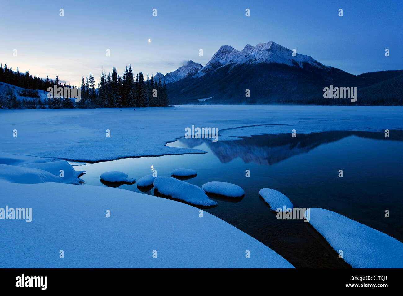 Twilight at Spray Lake in Spray Valley Provincial Park in Kananaskis ...