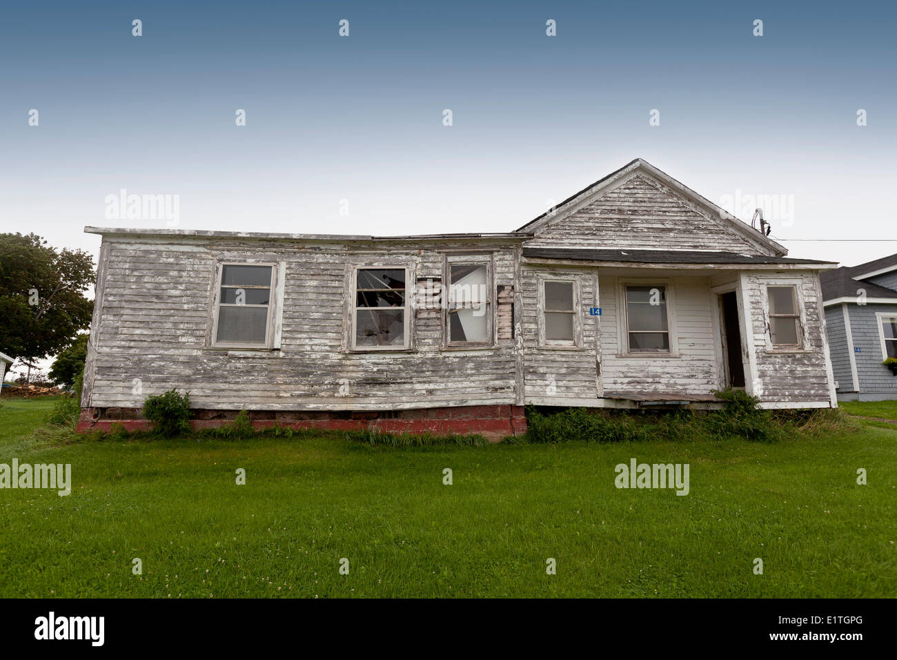 Old run down homes hi-res stock photography and images - Alamy