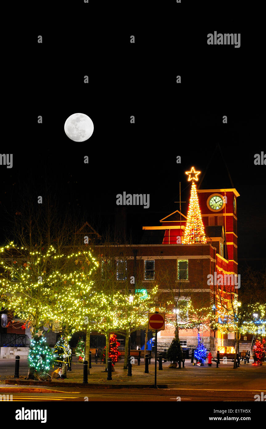 Full moon over duncans city hall at christmas in duncan hi-res stock photography and images - Alamy