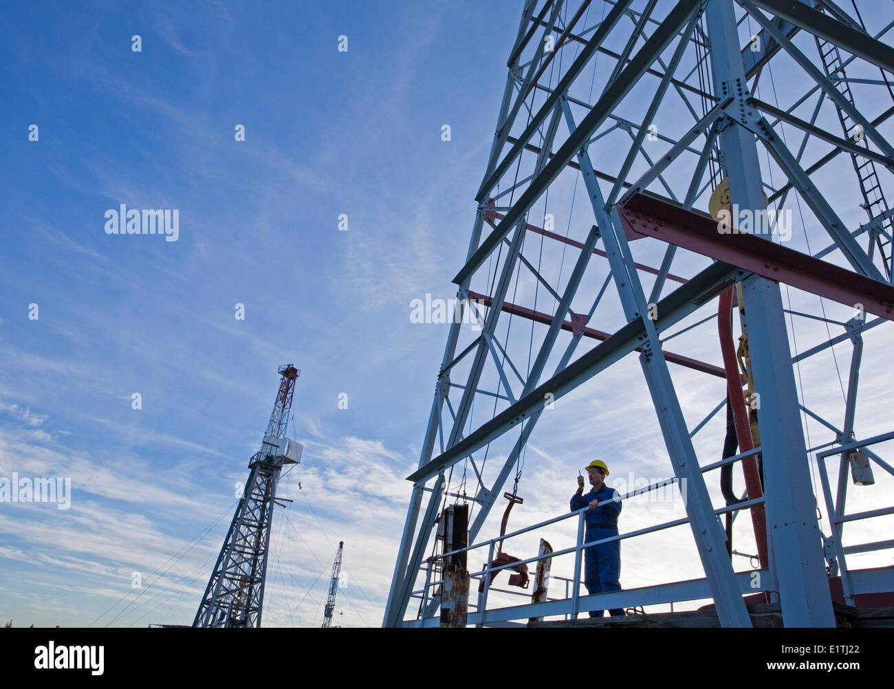 Engineer working on oil rig hi-res stock photography and images - Alamy