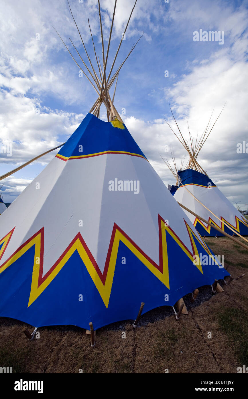Traditional aboriginal shelter hi-res stock photography and images - Alamy