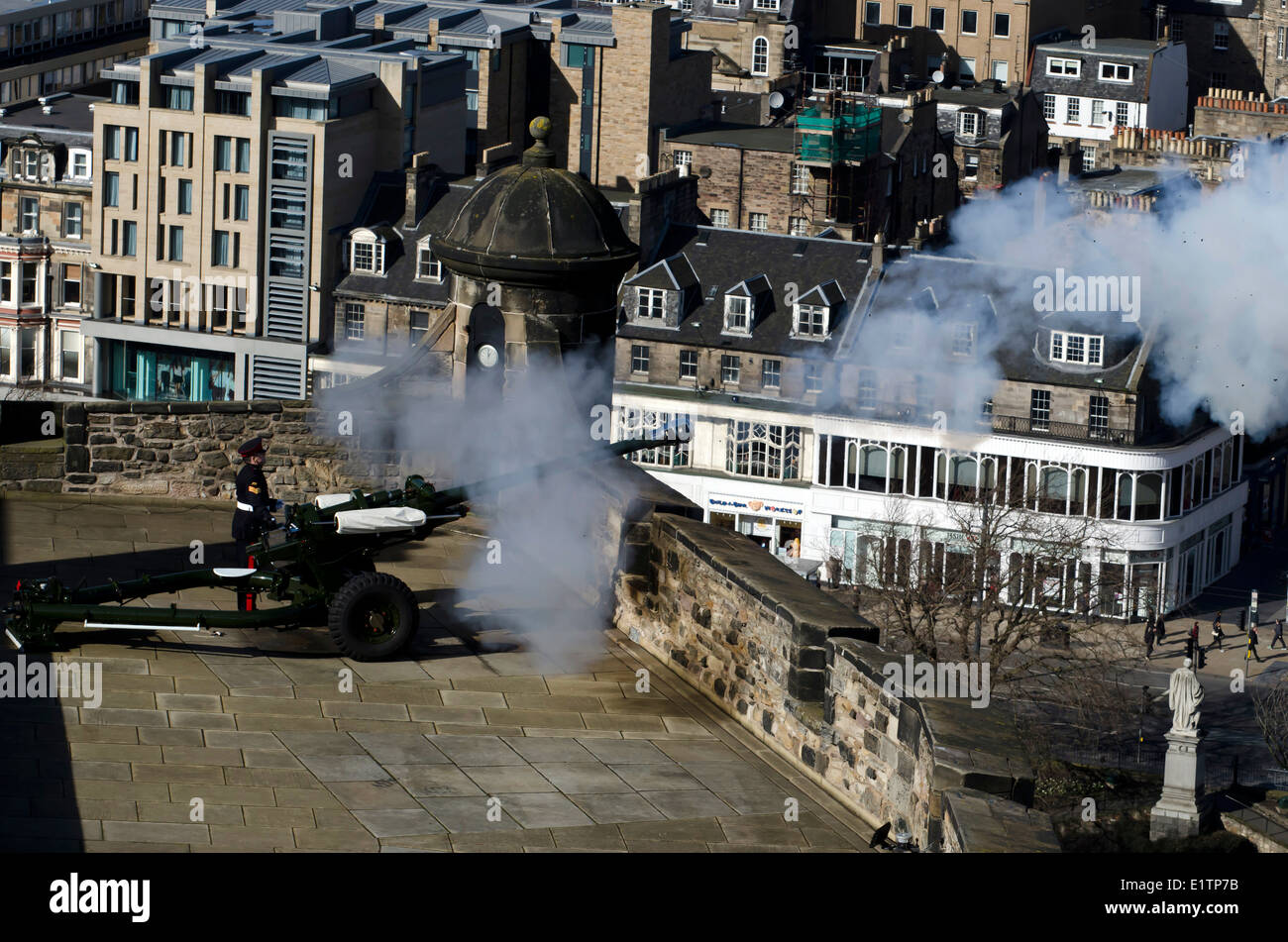 The firing of the One O'clock Gun in Edinburgh Castle, Scotland Stock ...