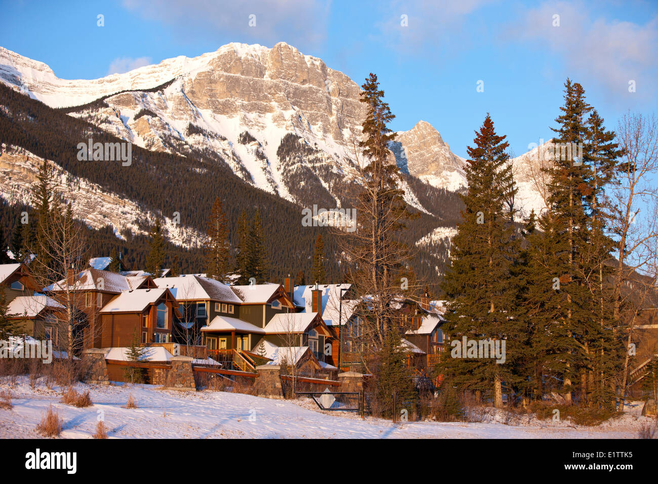 Town canmore alberta hi-res stock photography and images - Alamy