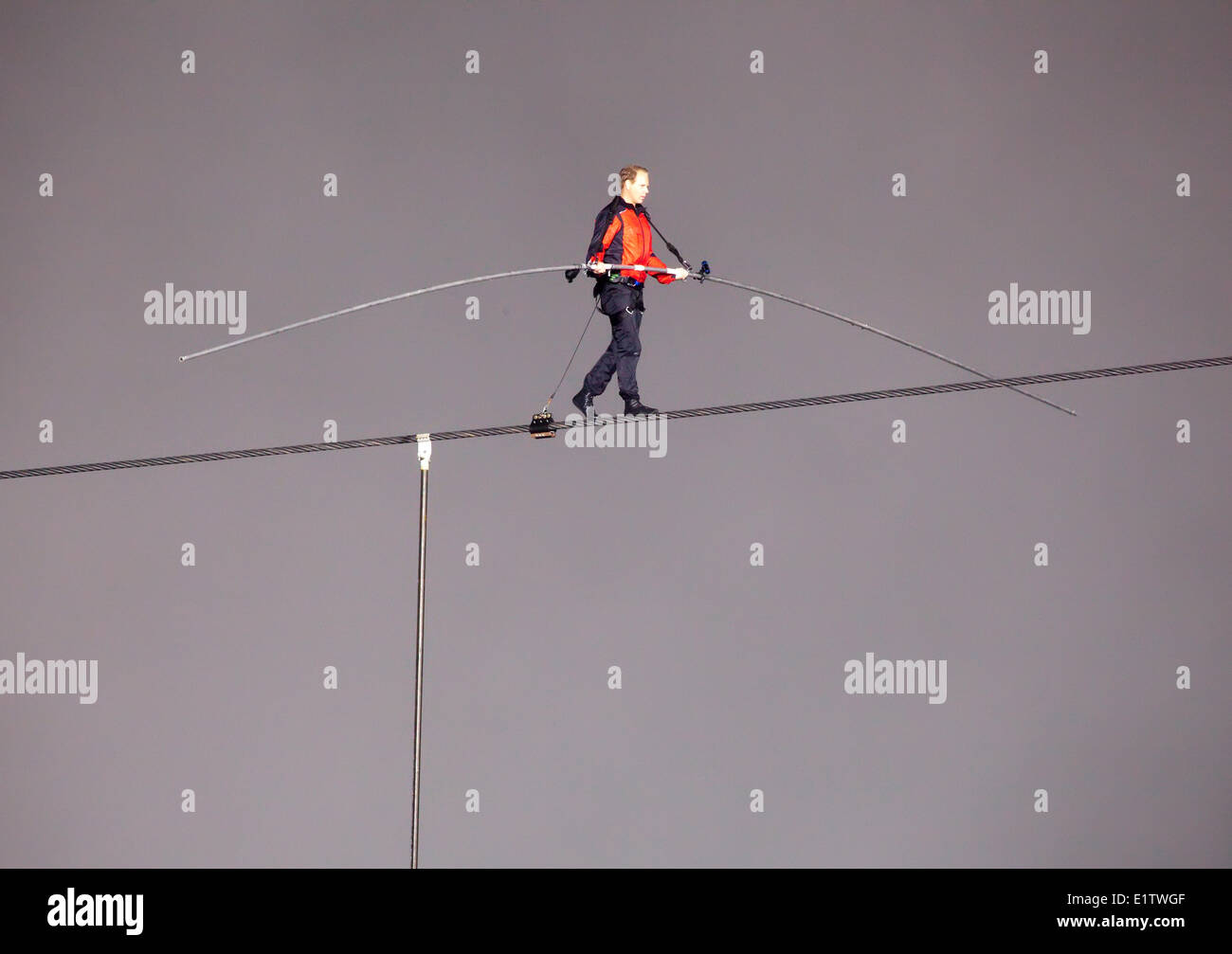 Tightrope walking hi-res stock photography and images - Alamy