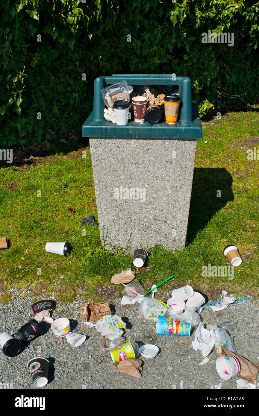 Garbage bin trash can overfilled hi-res stock photography and images ...