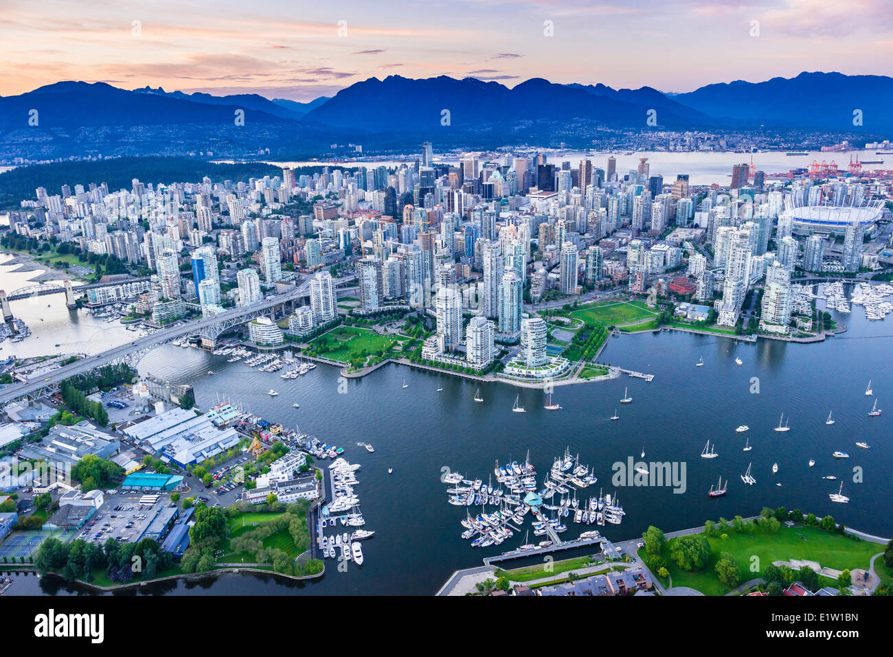 Vancouver skyline mountain hi-res stock photography and images - Alamy