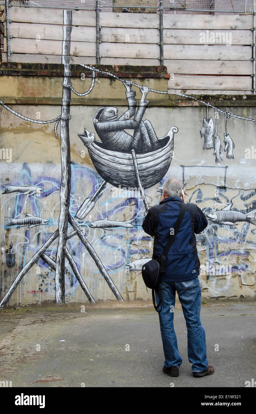 Photographing graffiti hi-res stock photography and images - Alamy