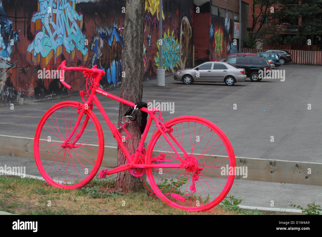 Toronto graffiti art building hi-res stock photography and images - Alamy