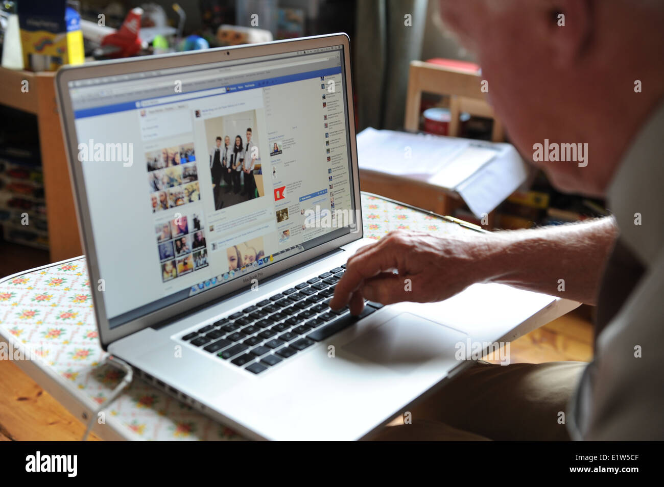 Grandfather using facebook on an apple mac computer Stock Photo - Alamy