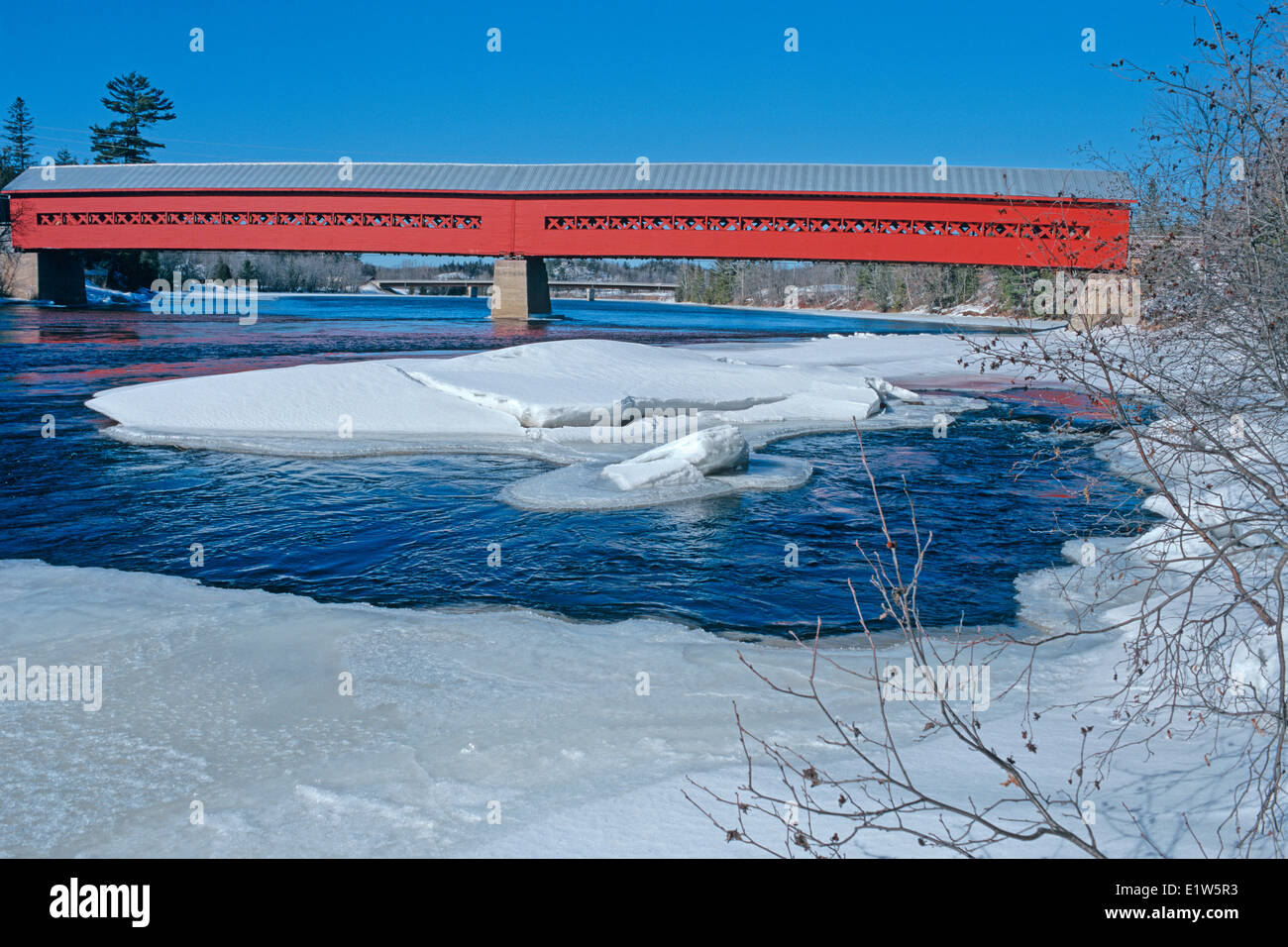 Covered bridges quebec hi-res stock photography and images - Alamy
