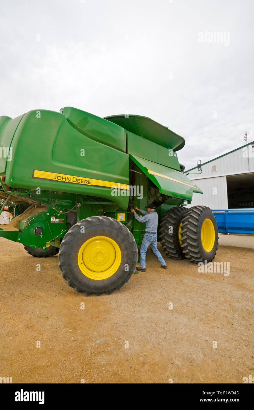Mature man working on combine hi-res stock photography and images - Alamy