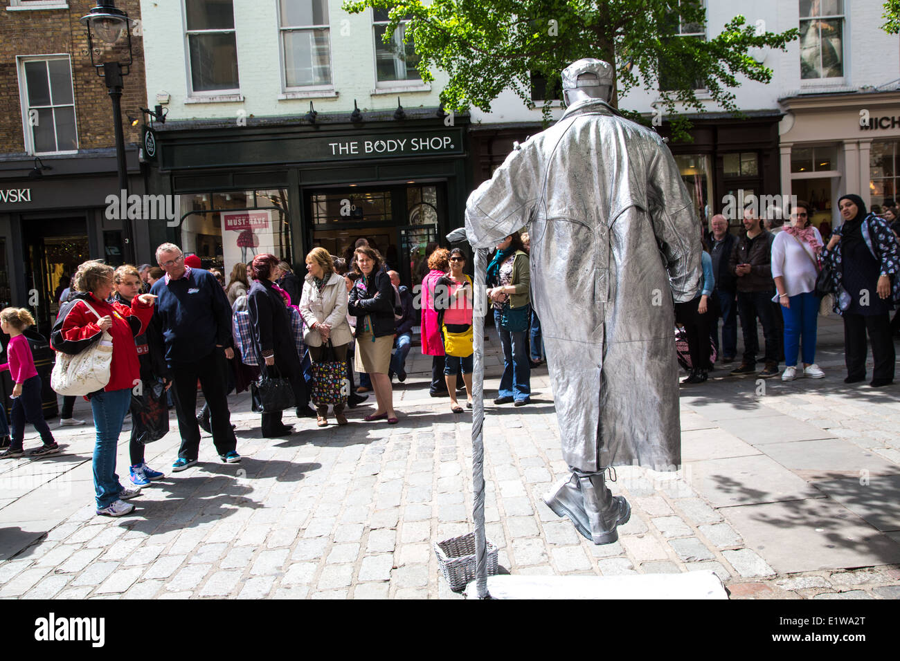 Living statue busker hi-res stock photography and images - Alamy