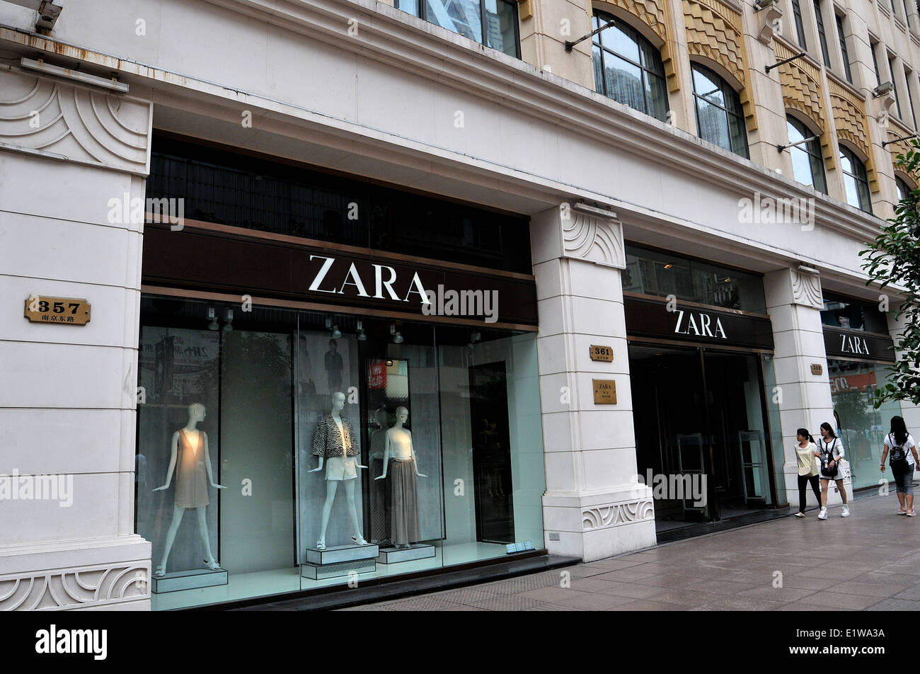 street scene Zara boutique Nanjing road Nanjing Lu Shanghai China Stock ...