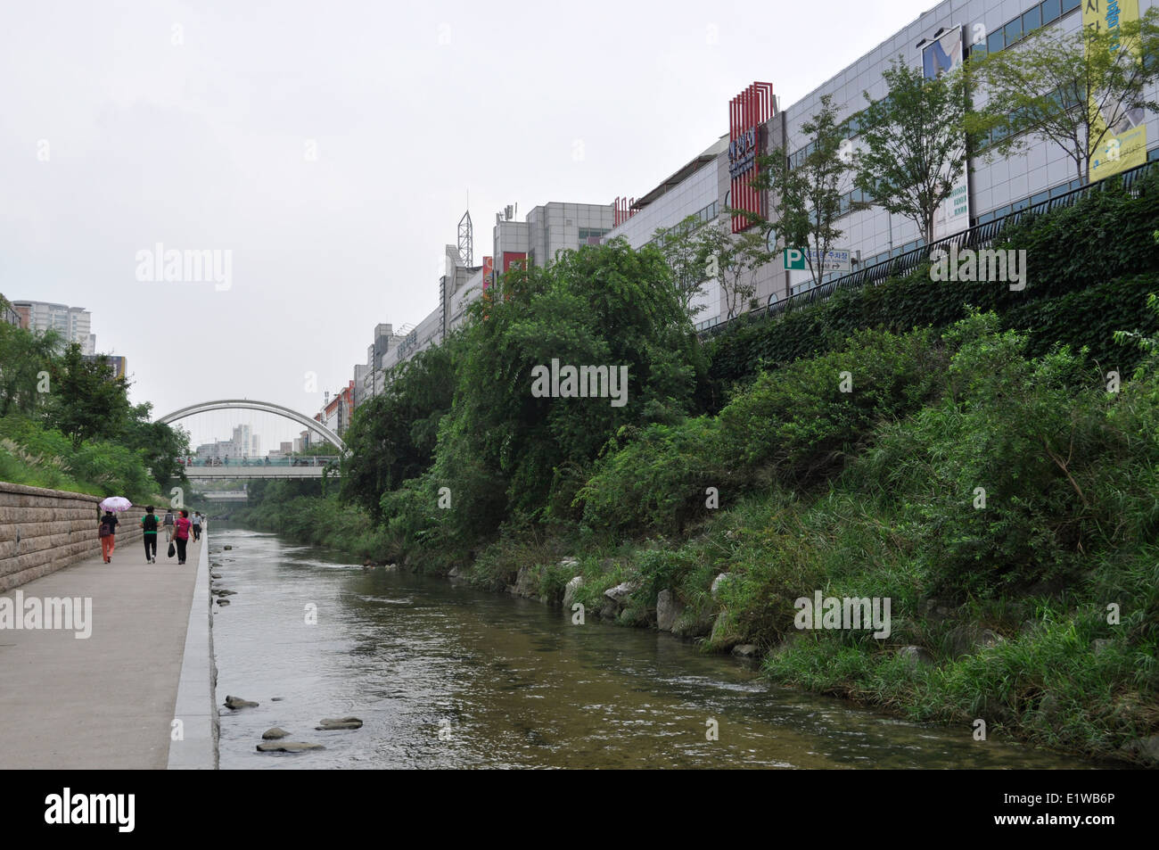 Cheonggyecheon river south korea hi-res stock photography and images ...