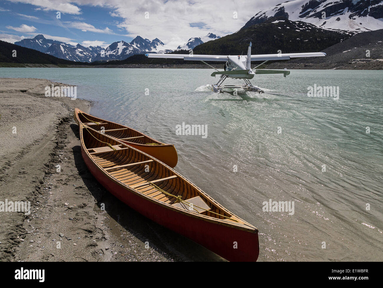 Plane with mountains hi-res stock photography and images - Alamy
