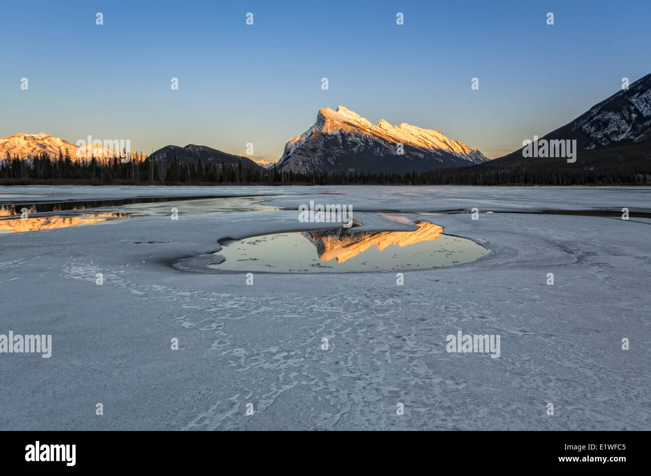 Sunrise on mount rundle hi-res stock photography and images - Alamy