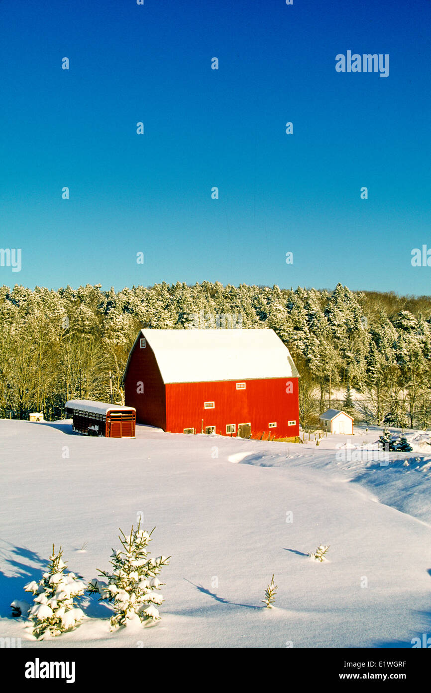 Red barn in winter hi-res stock photography and images - Alamy