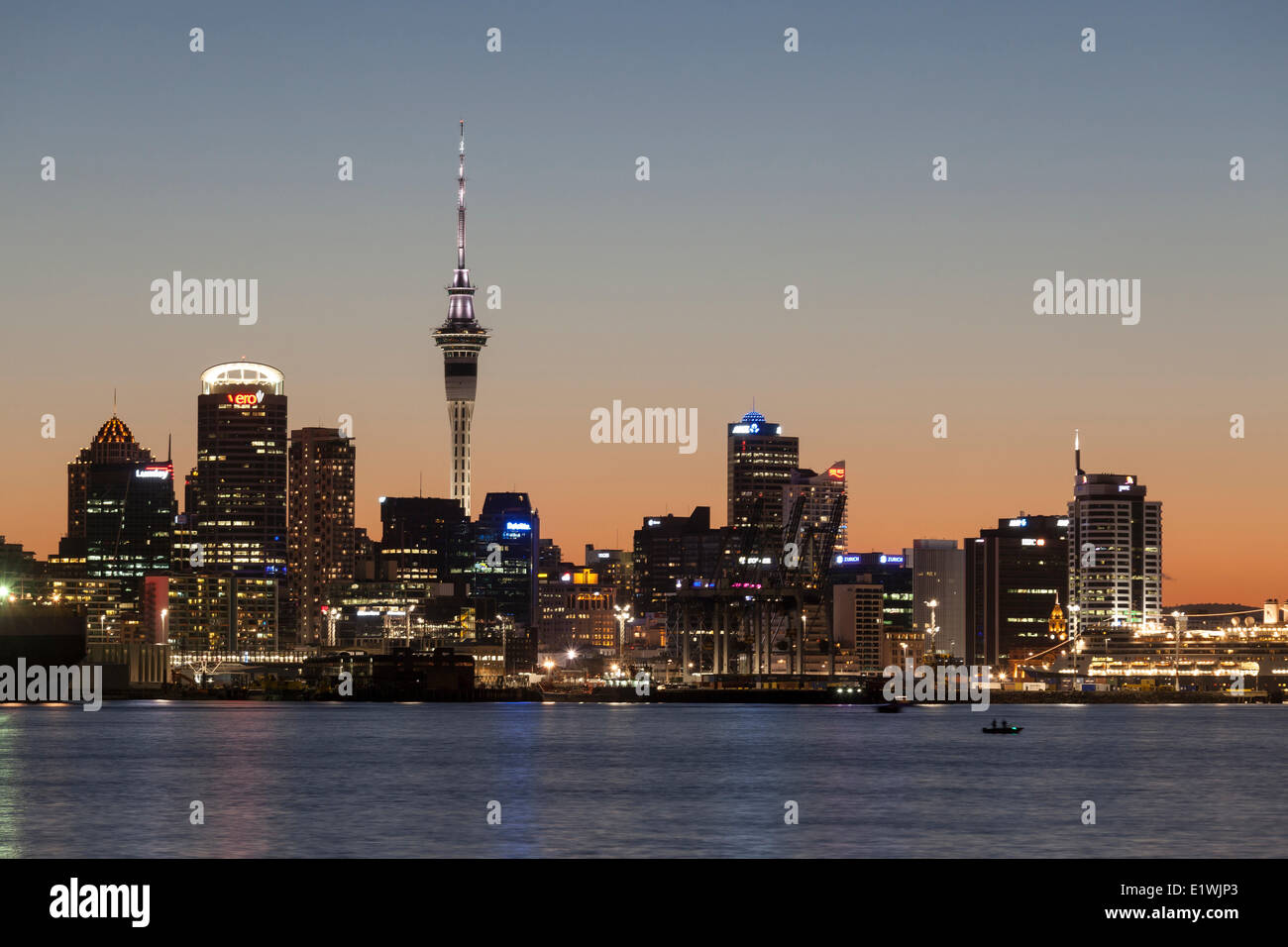 Auckland skyline evening hi-res stock photography and images - Alamy