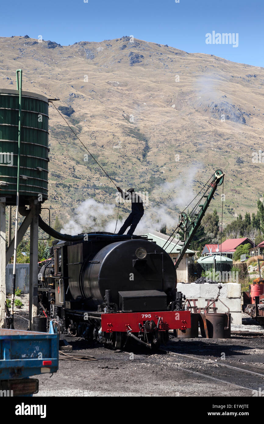 Loading engines hi-res stock photography and images - Alamy