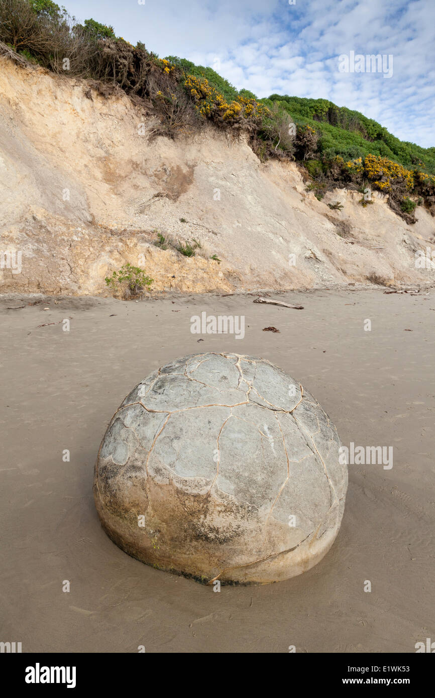 Round rocks boulders on beach hi-res stock photography and images - Alamy