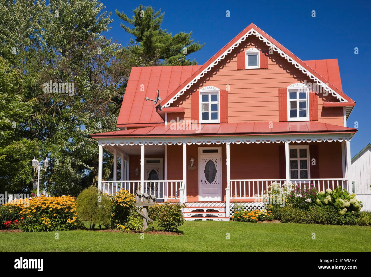 Cottage with white porch hi-res stock photography and images - Alamy