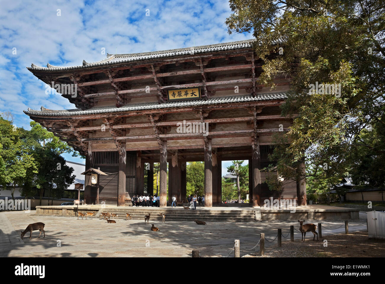 Two story temple hi-res stock photography and images - Alamy