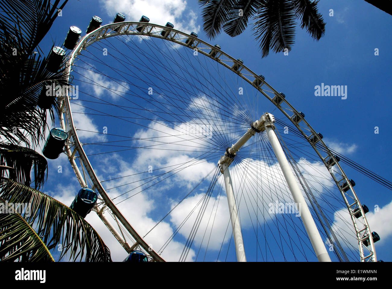 SINGAPORE: The famed Singapore Flyer Ferris Wheel Stock Photo - Alamy