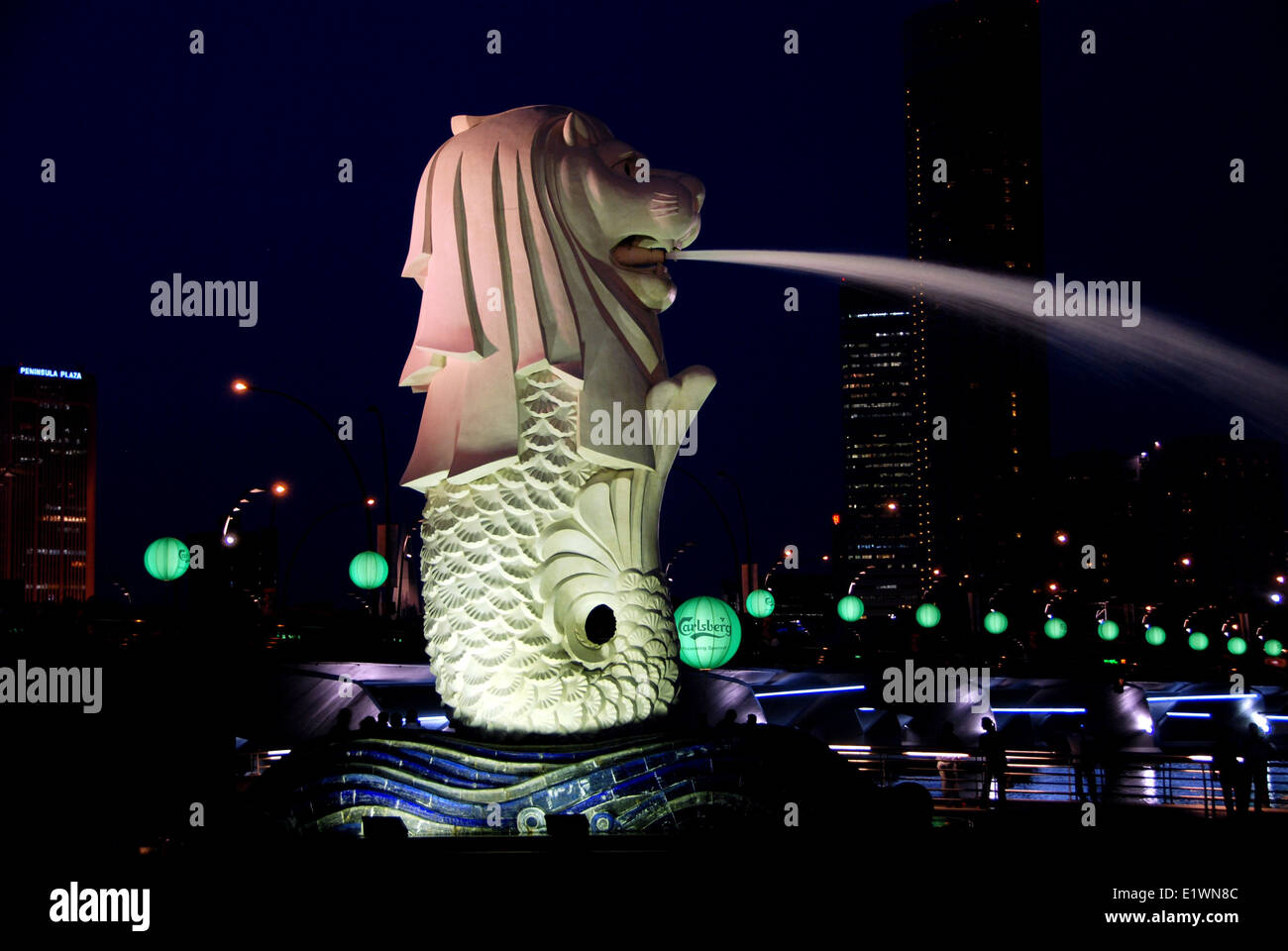 Singapore: The Merlion fountain illuminated at night Stock Photo - Alamy