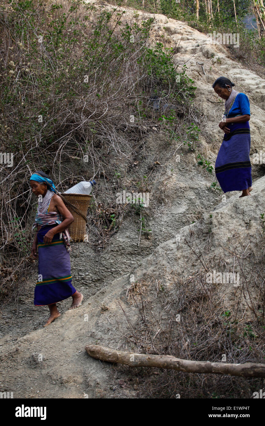 Indigenous people collect water from long distance Stock Photo - Alamy