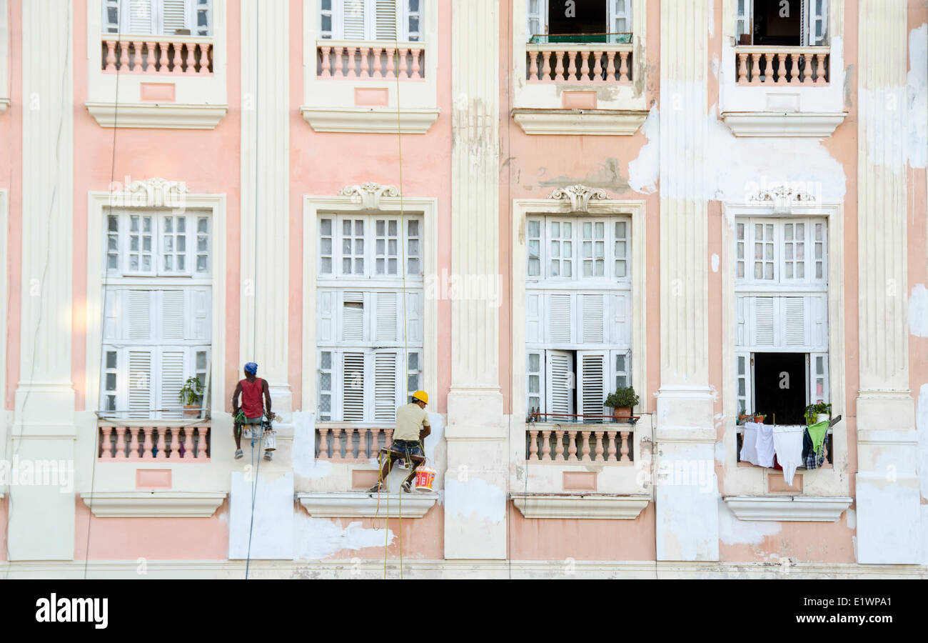 Painting a classic building, Havana, Cuba Stock Photo - Alamy